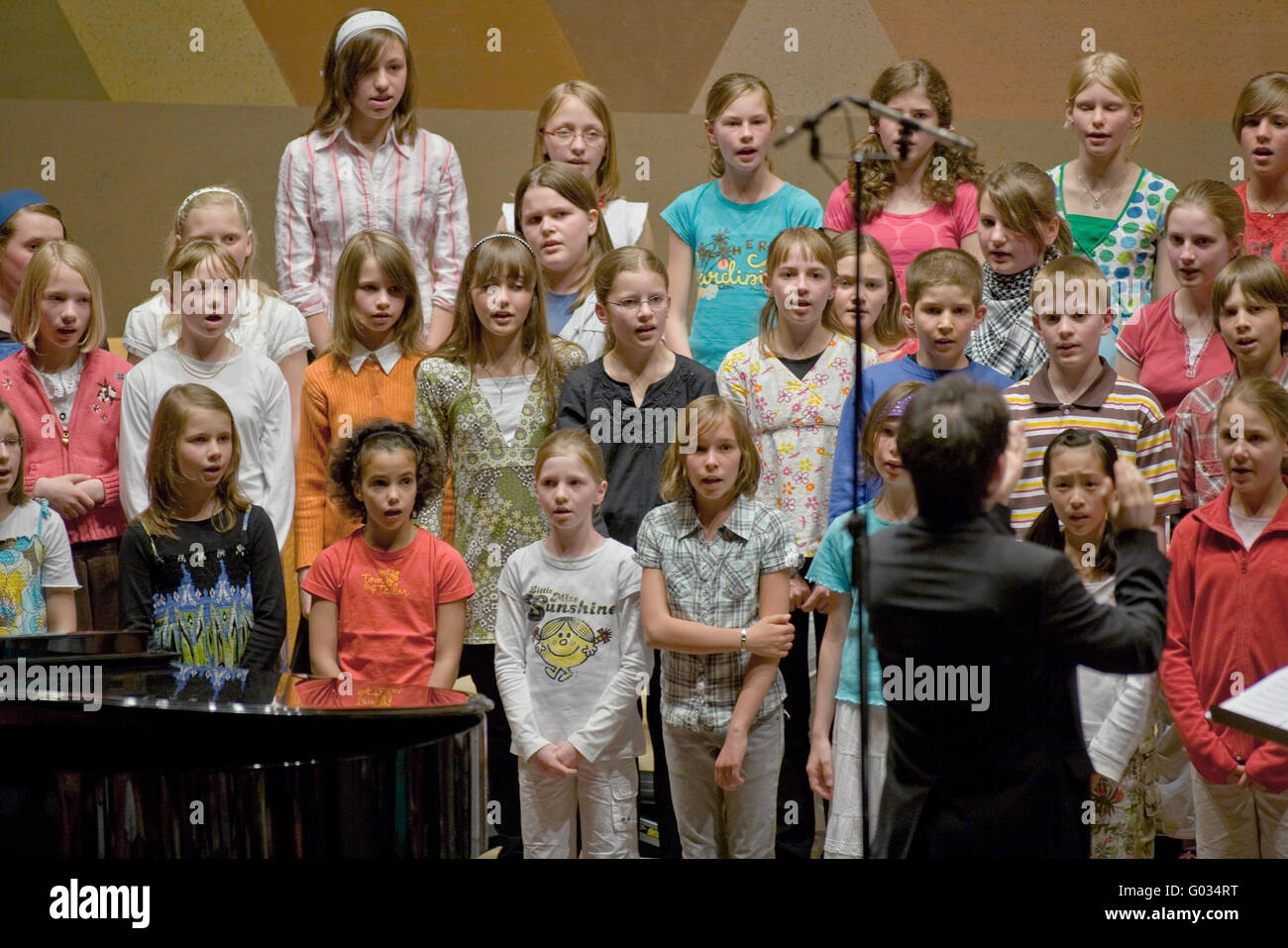 Children chorus hi-res stock photography and images - Alamy
