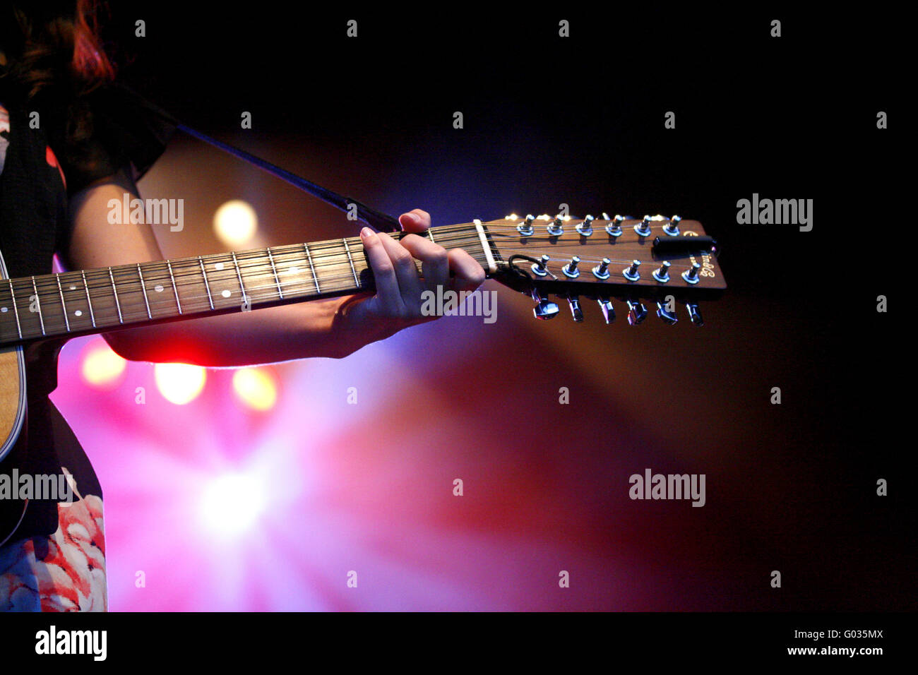 Akkustikgitarre hi-res stock photography and images - Alamy