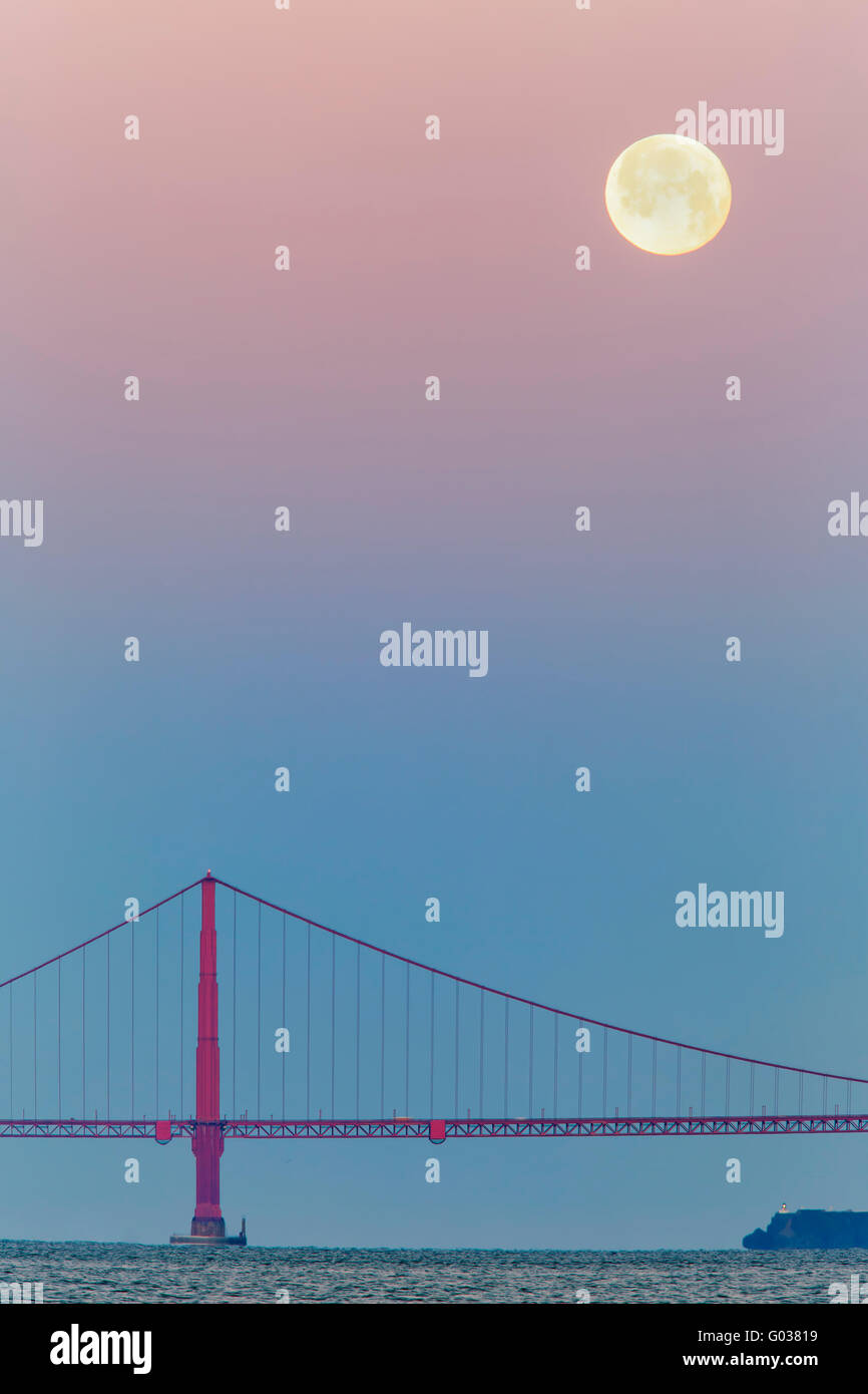 Moon gate bridge hi-res stock photography and images - Alamy