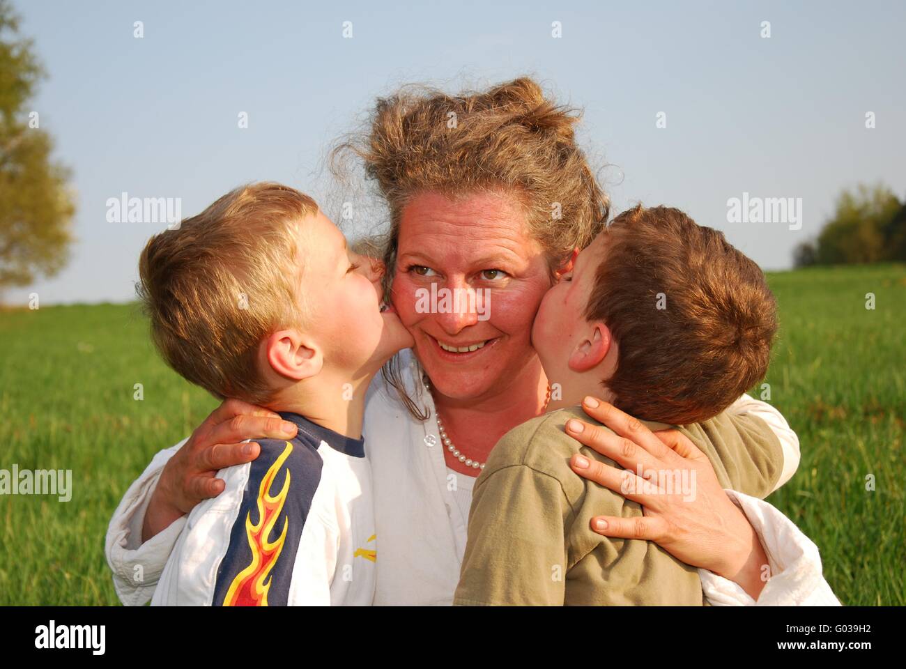 Two children kissing on the cheeks hi-res stock photography and images ...