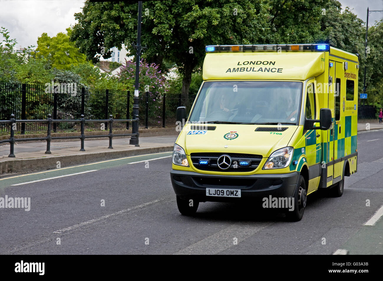Blue light ambulance nhs hi-res stock photography and images - Alamy