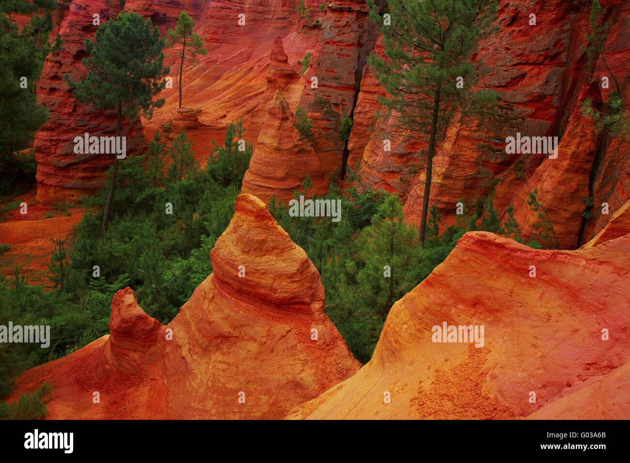 ochre cliffs near Roussillon, Provence, France Stock Photo - Alamy