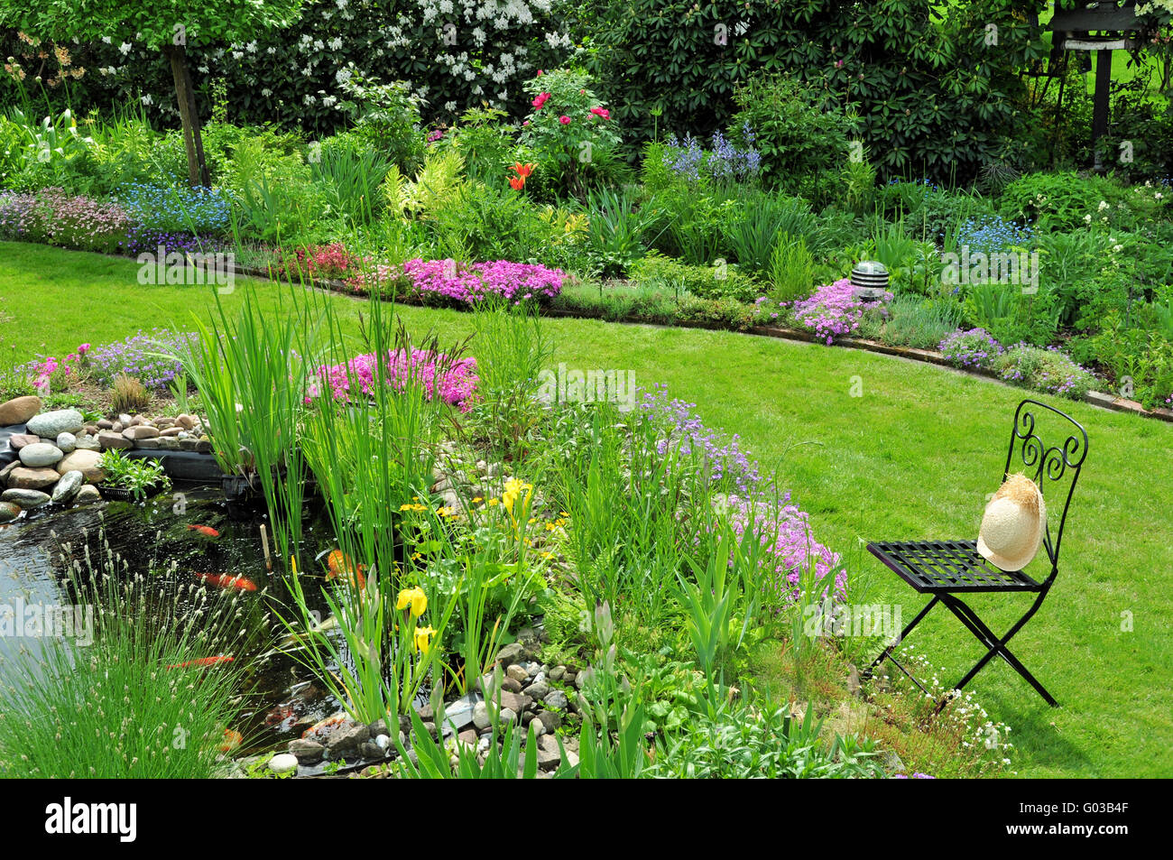 idyllic garden with pond Stock Photo - Alamy