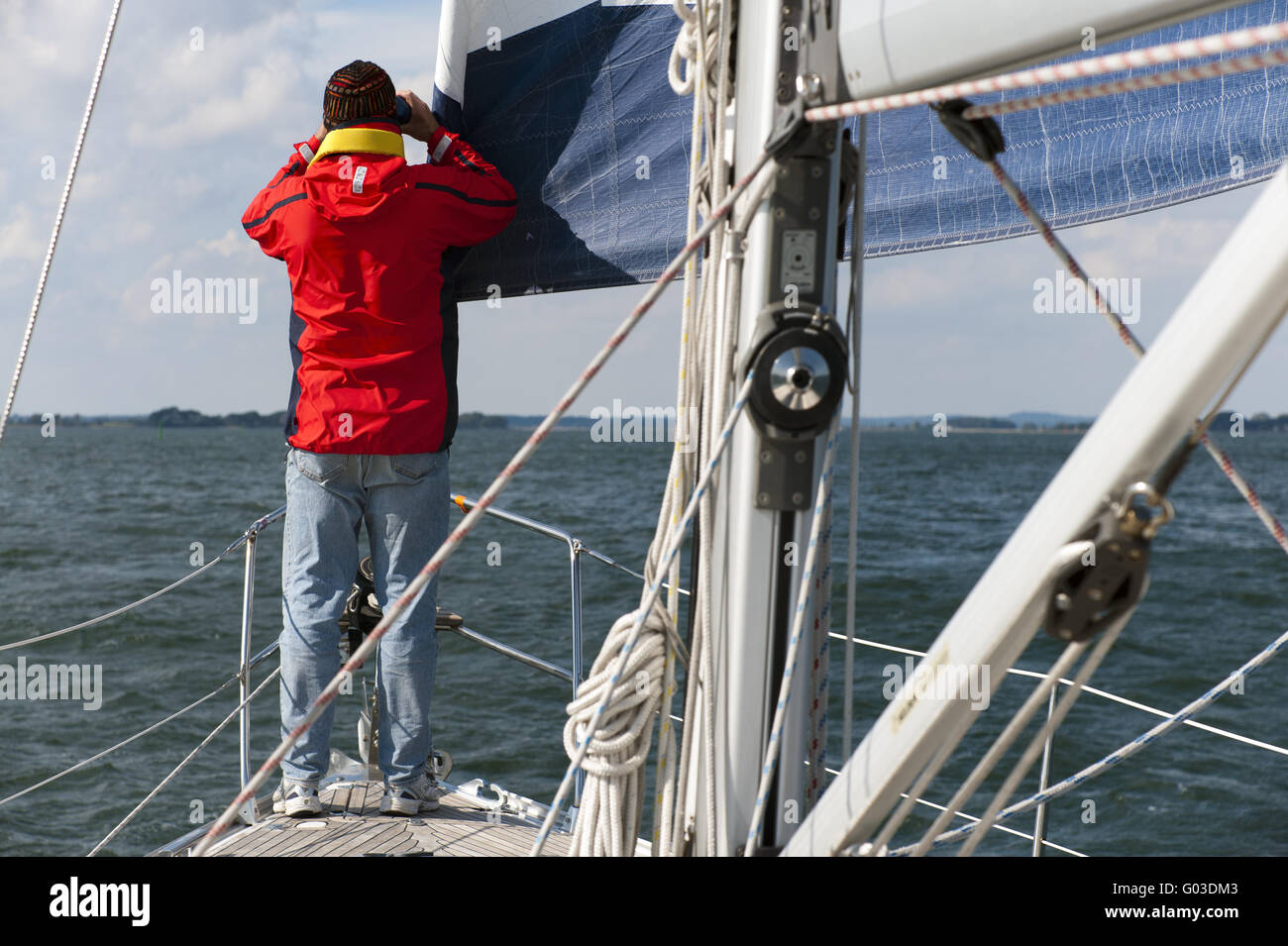 Sailor stands on the bow of a sailing yacht Stock Photo - Alamy