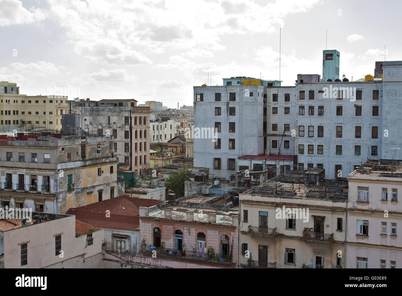 Wohnblocks in kuba hi-res stock photography and images - Alamy