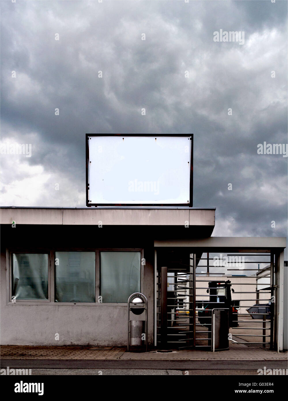 Factory closed sign hi-res stock photography and images - Alamy