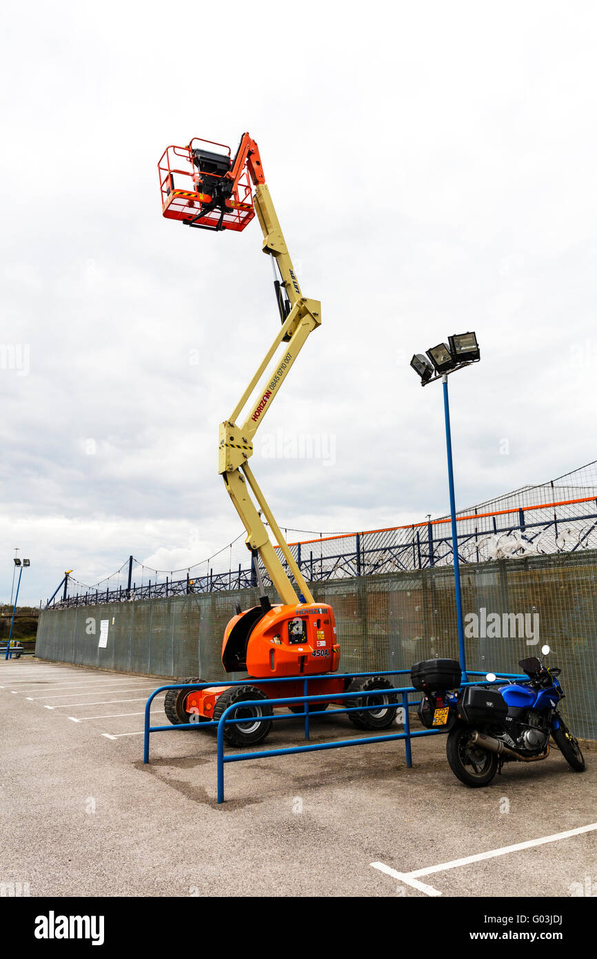 Horizon JLG lift cherry picker machine for reaching high places safely ...