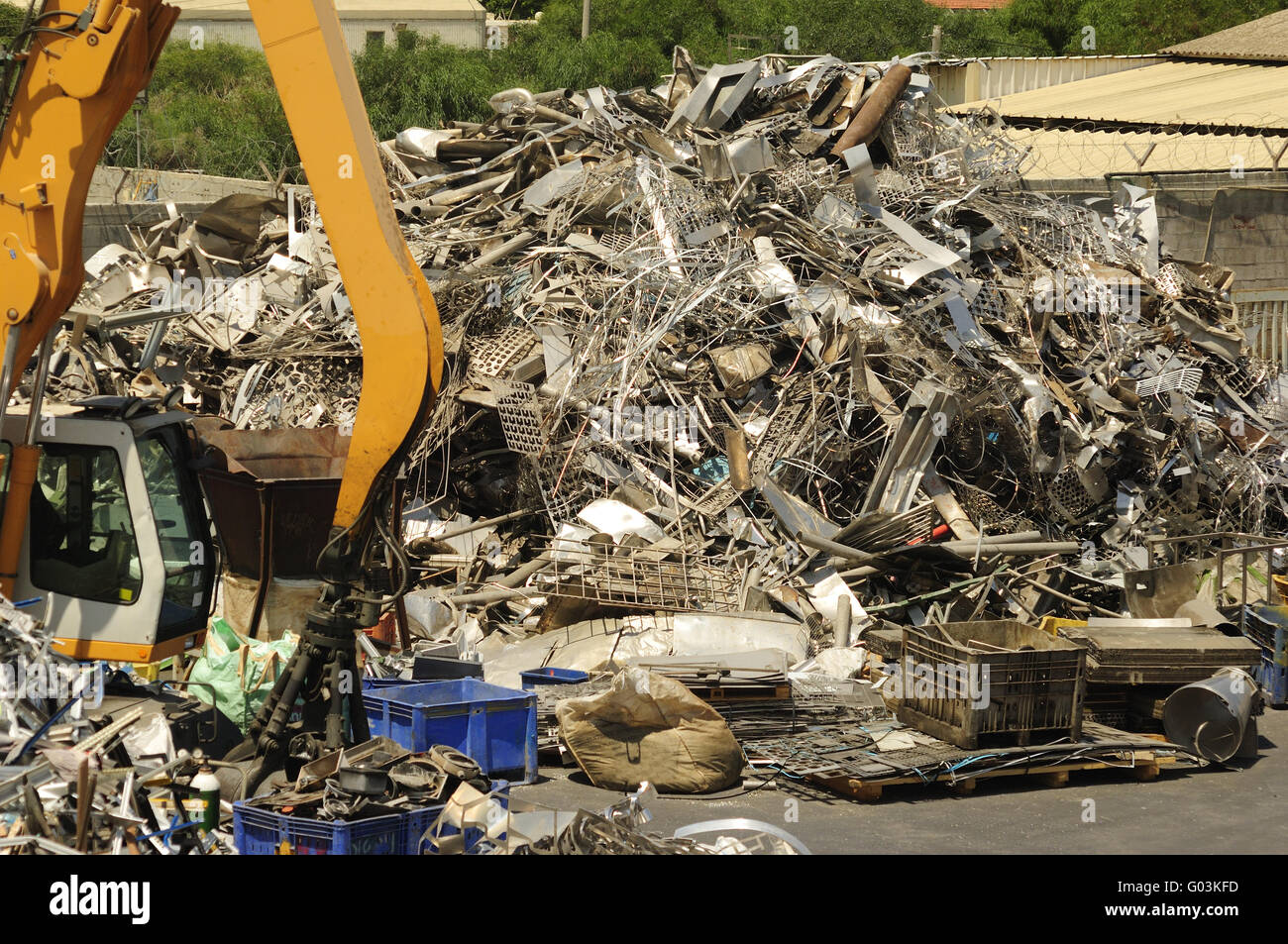Metal scrap and crane grabber Stock Photo - Alamy