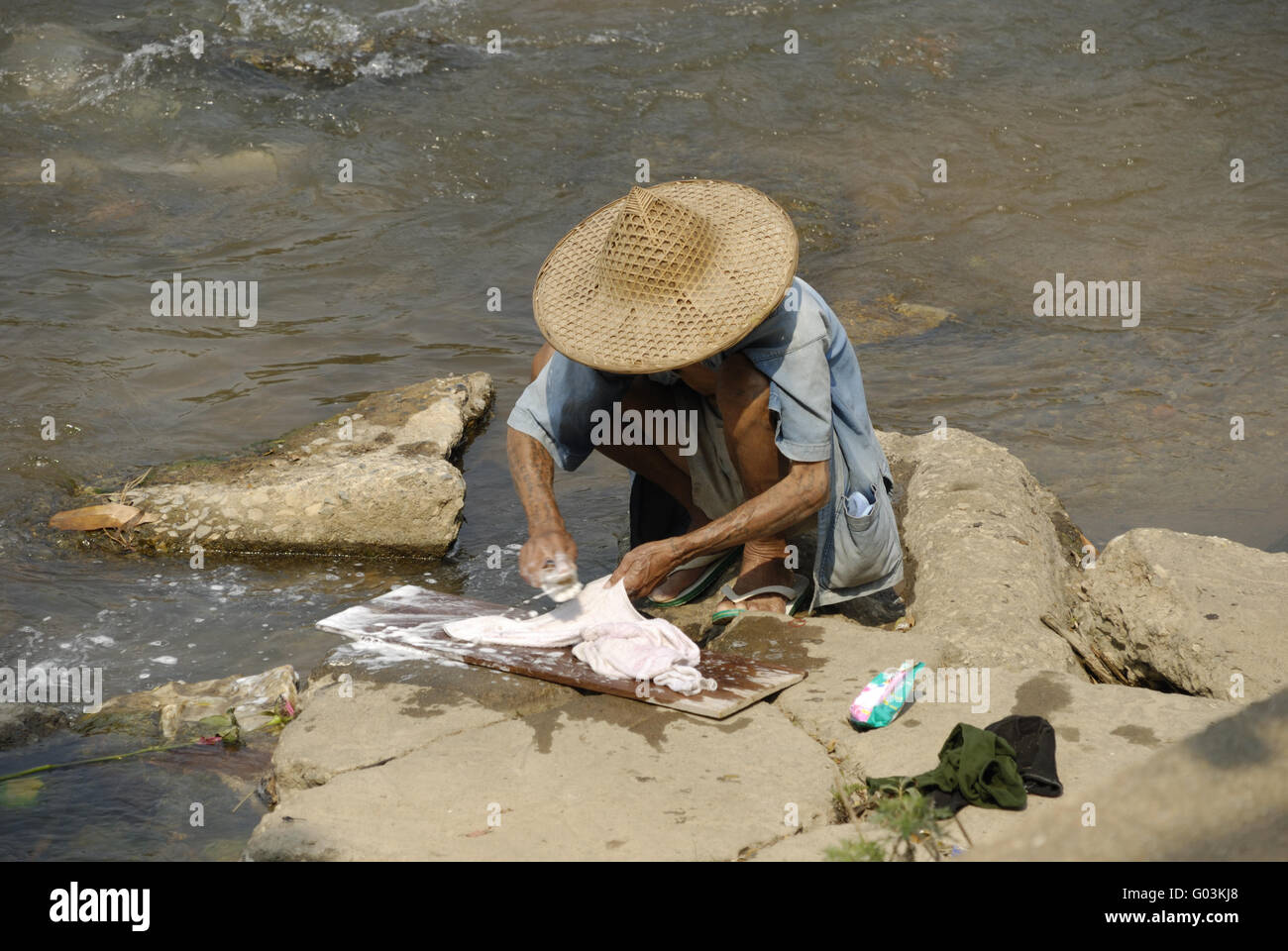 Man washing his clothes in the river in Mae Sai Stock Photo - Alamy