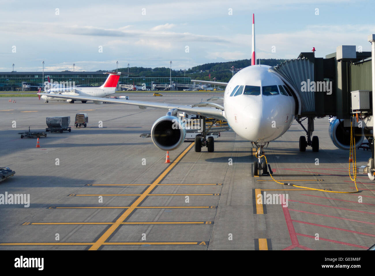 Airplane at an airport with passenger gangway Stock Photo - Alamy