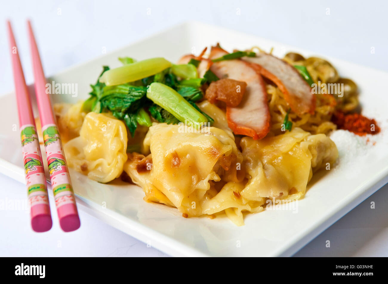Pork wonton noodles hi-res stock photography and images - Alamy