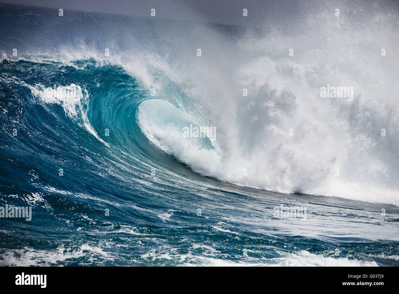 Close up of rolling wave hi-res stock photography and images - Alamy