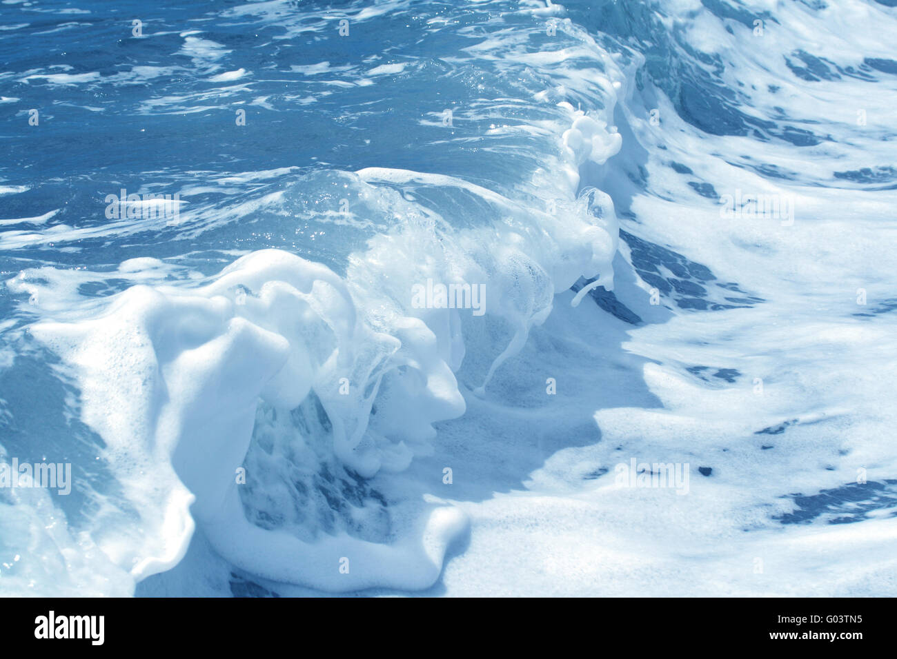 Pounding waves hi-res stock photography and images - Alamy