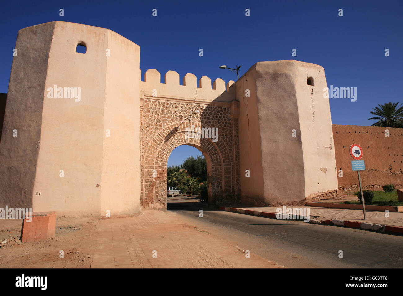 Old city wall with gate in Marrakech Stock Photo - Alamy