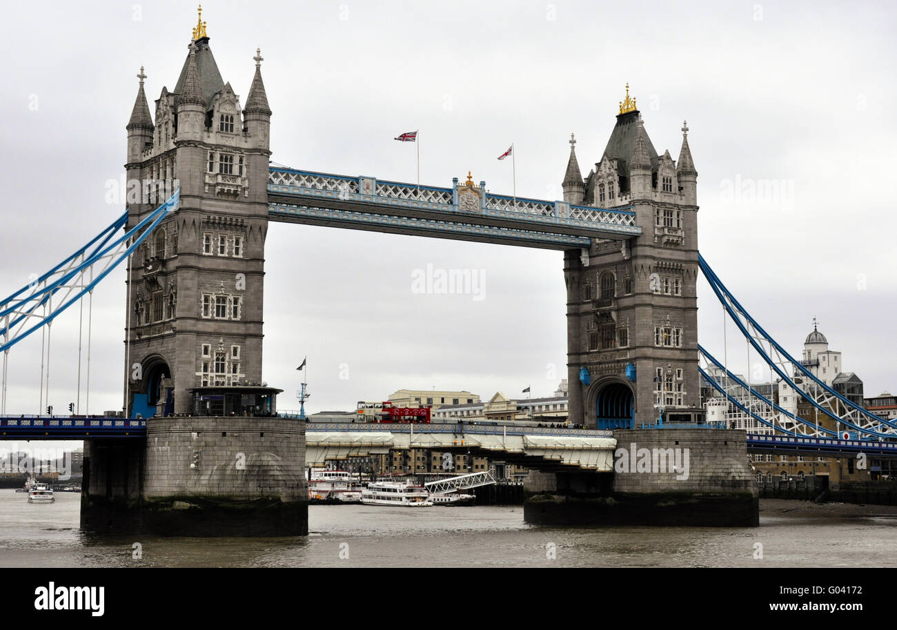 London bridge in winter. Full view Stock Photo - Alamy