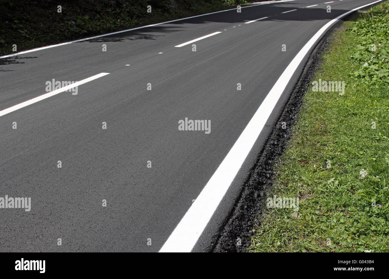 Roadway edge hi-res stock photography and images - Alamy