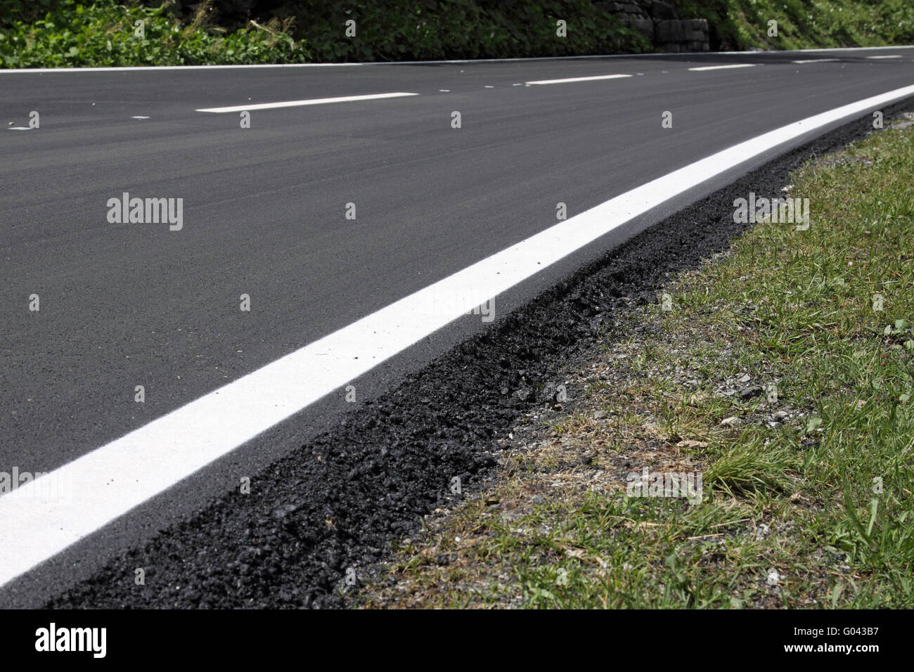 Edge of road hi-res stock photography and images - Alamy