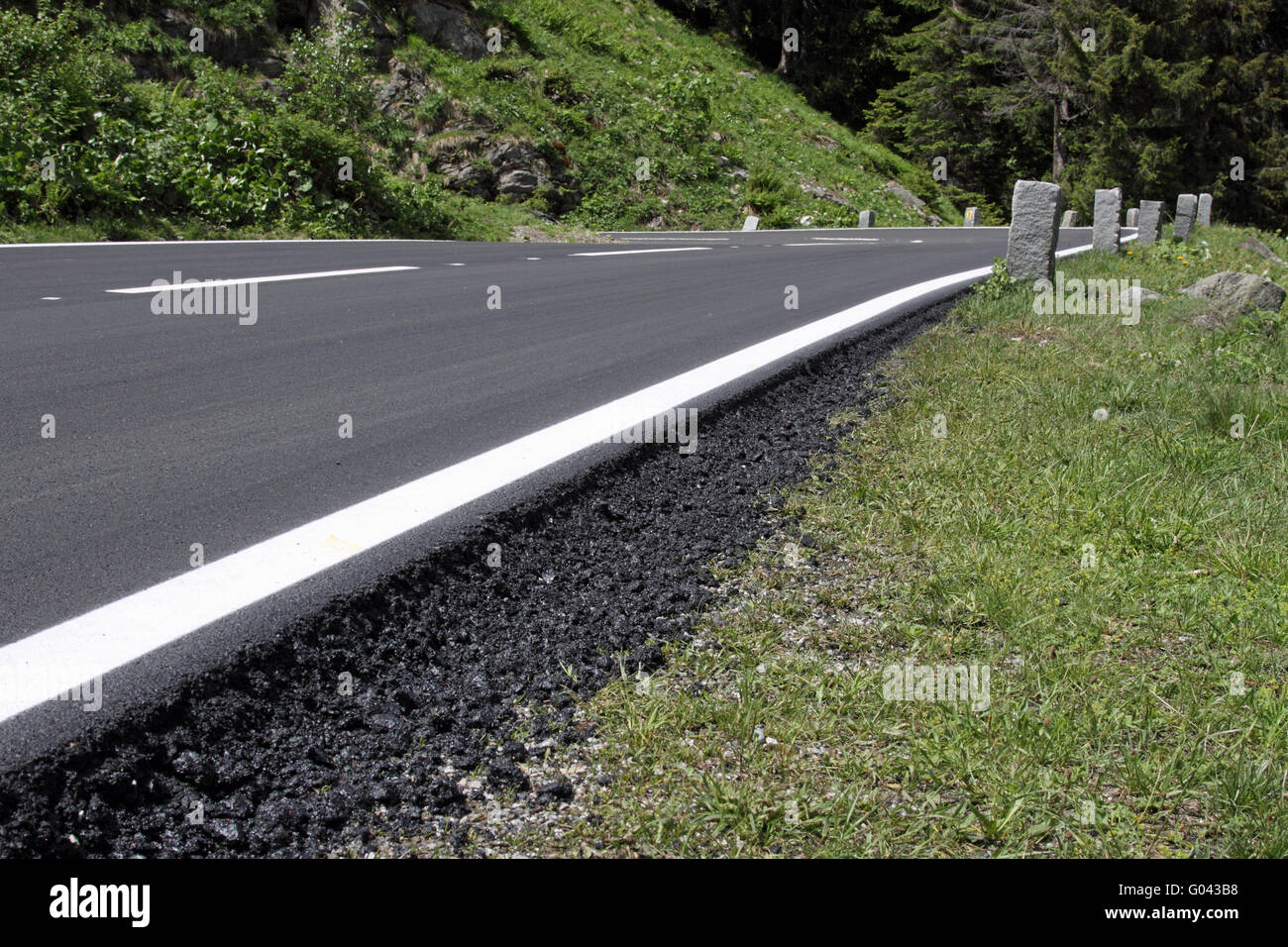 Edge of road hi-res stock photography and images - Alamy