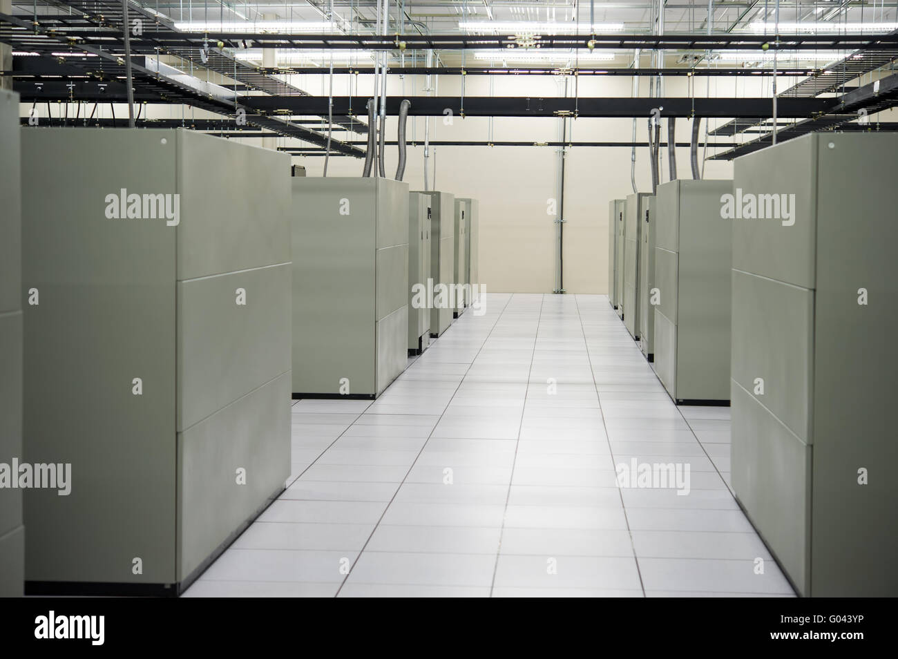 Power data center network database hi-res stock photography and images ...