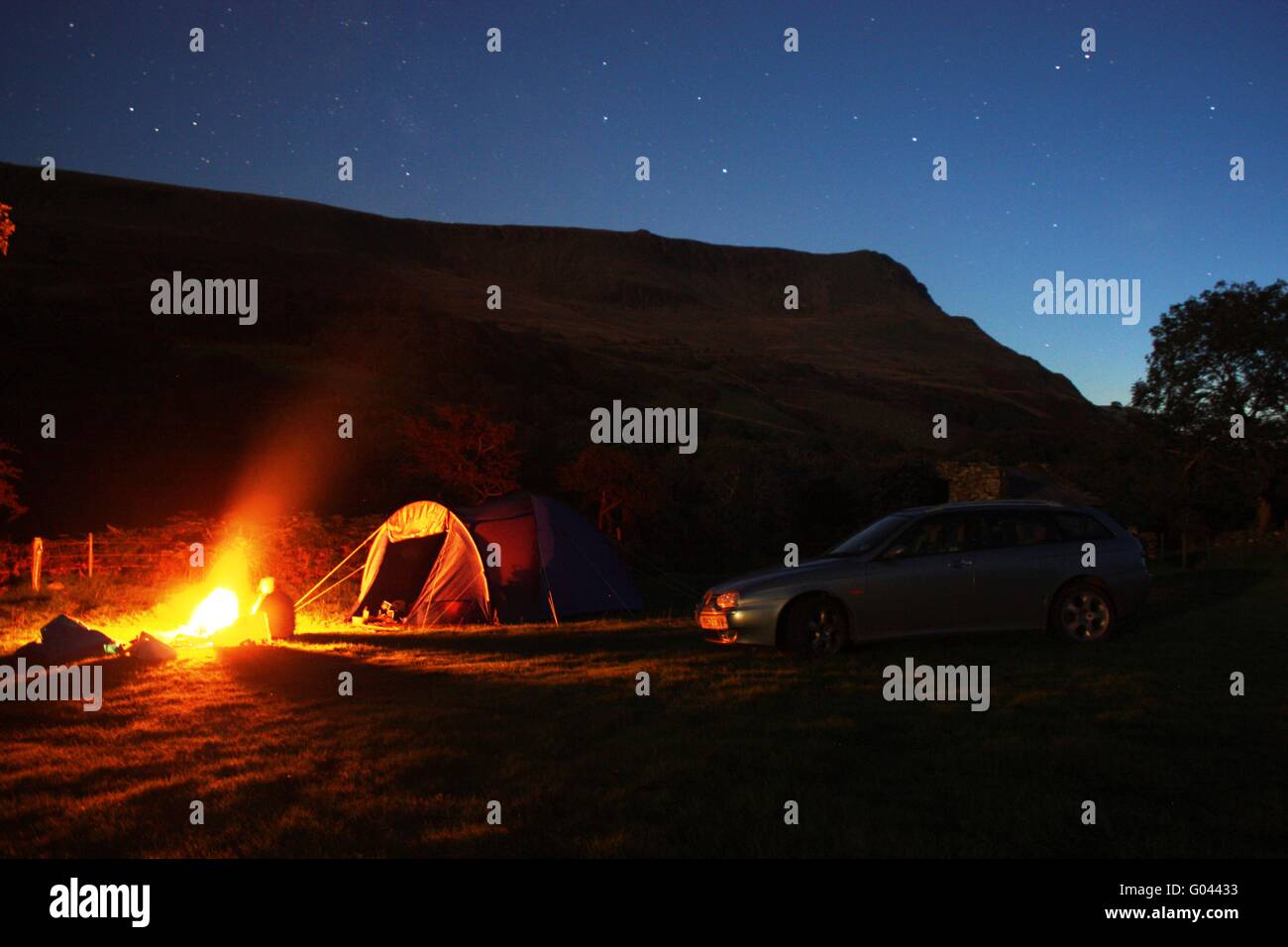Campfire in front sunset hi-res stock photography and images - Alamy