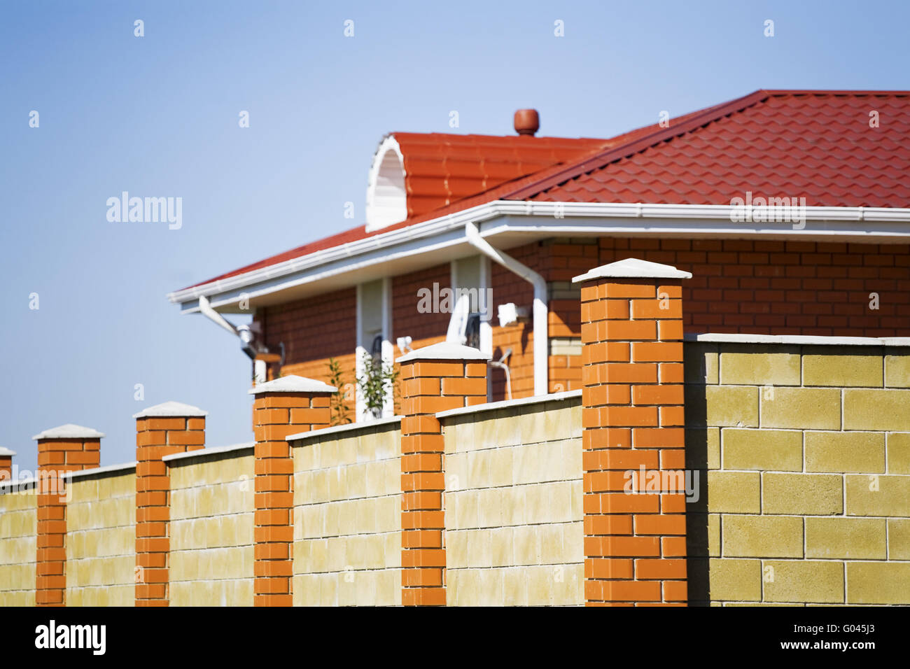 Brick house picket fence hi-res stock photography and images - Alamy