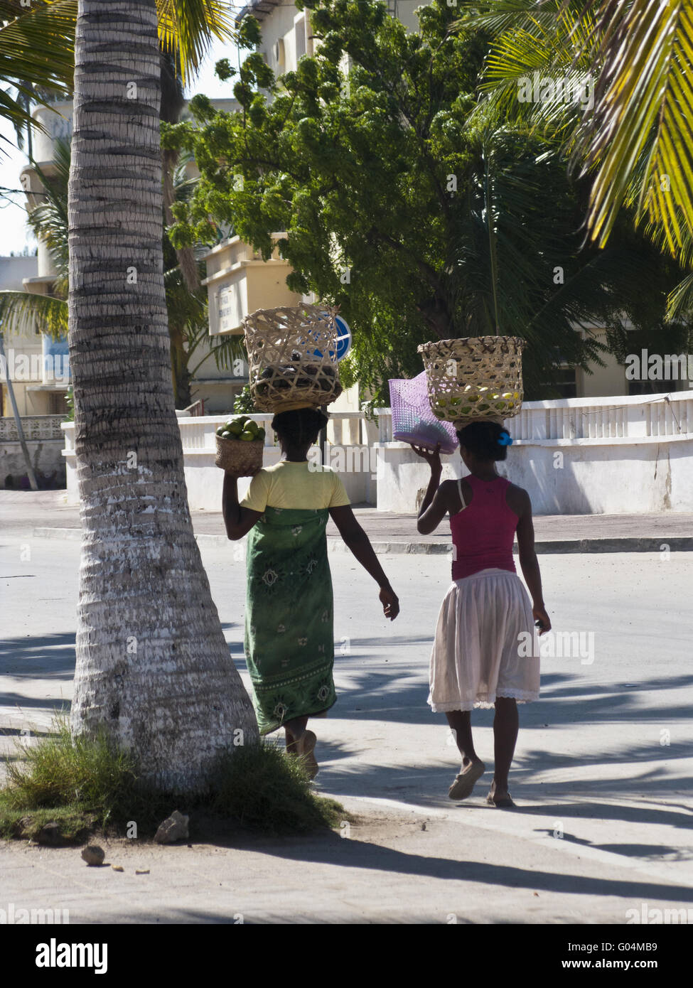 Girl carrying basket on head hi-res stock photography and images - Alamy