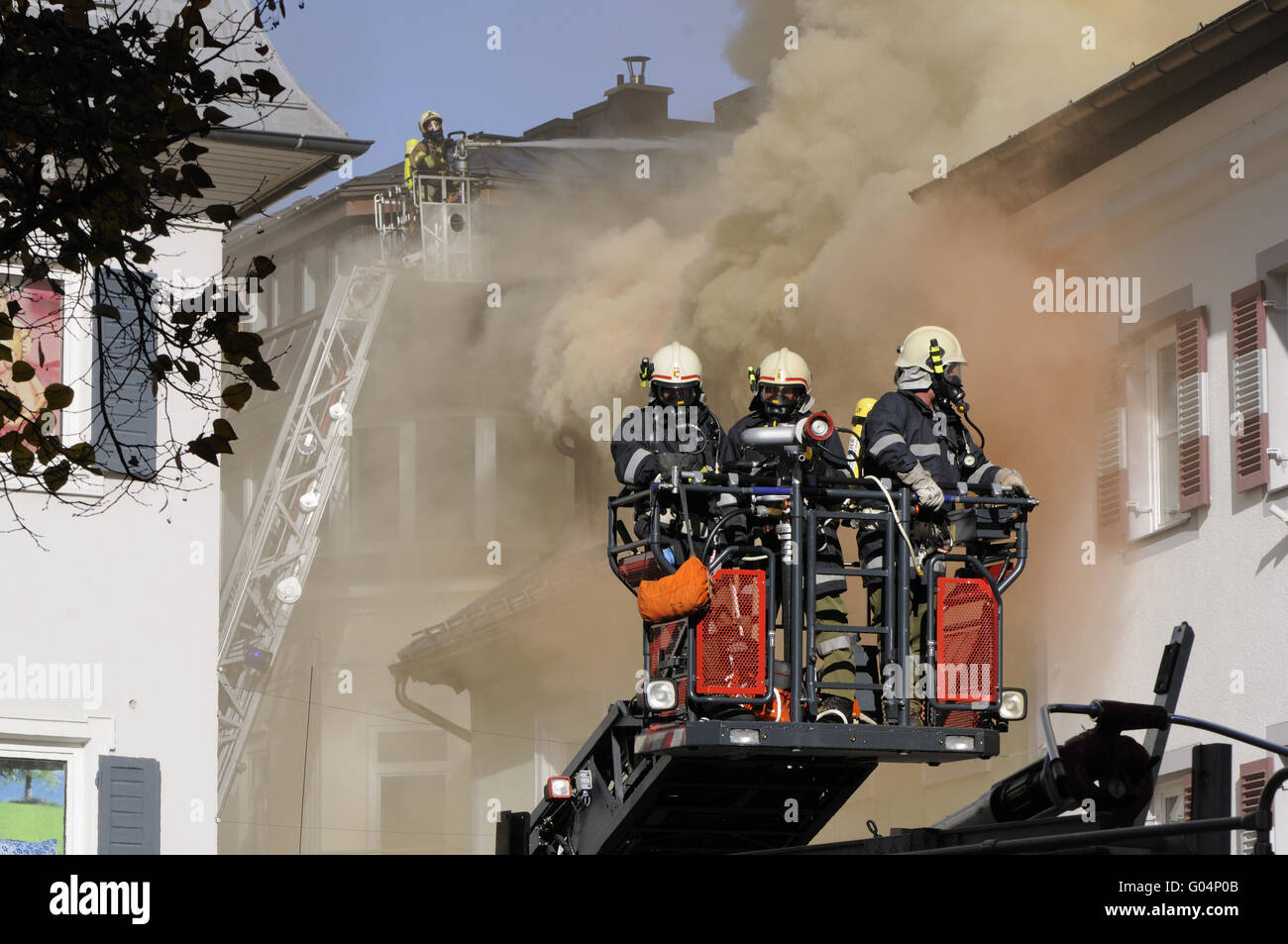 firefighter extinguish fire Stock Photo - Alamy