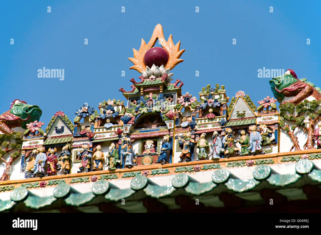 The carving of figurines on roof of Chinese temple Stock Photo - Alamy