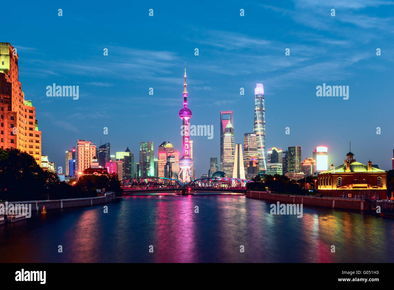 Shanghai skyline night waterfront hi-res stock photography and images ...