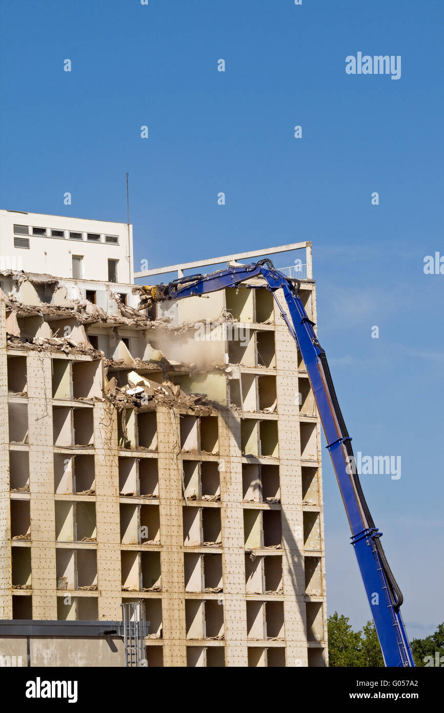 Machine demolish pull down building hi-res stock photography and images ...