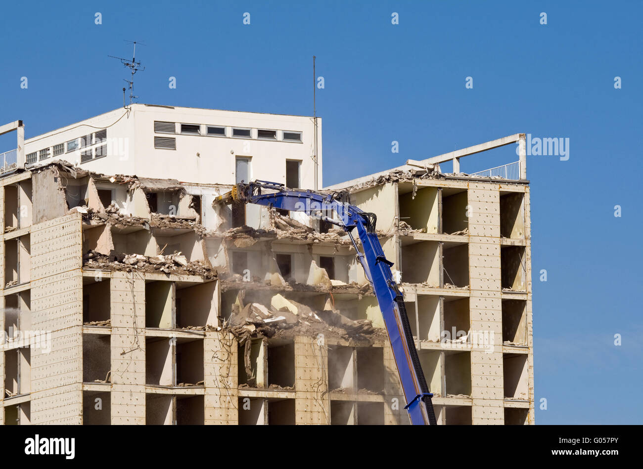 Machine demolish pull down building hi-res stock photography and images ...