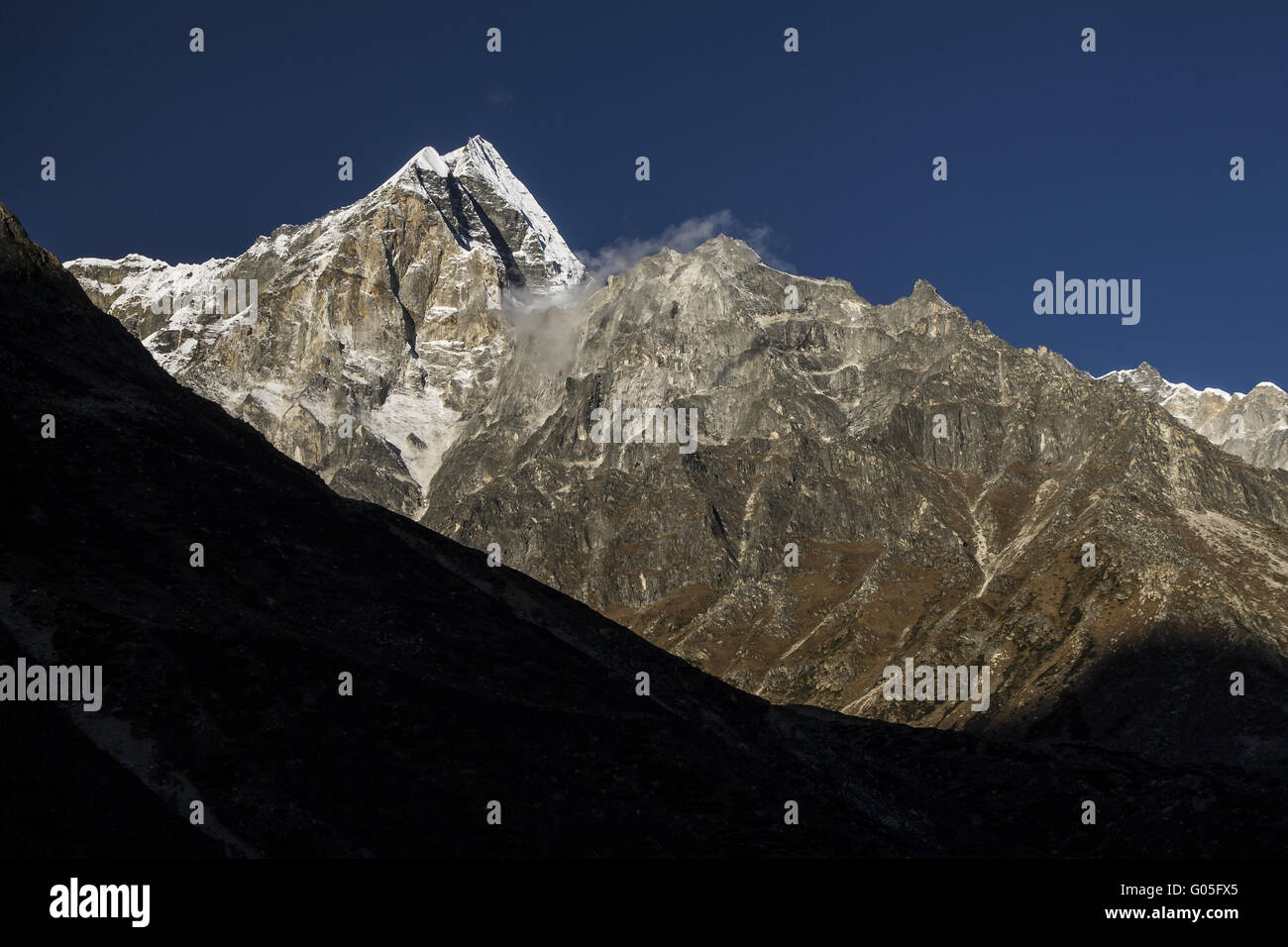 Peaks around the Bhagirathi valley Stock Photo - Alamy