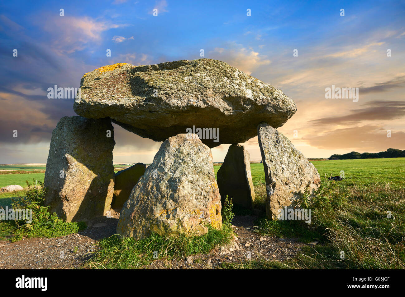 Burial chamber tomb neolithic hi-res stock photography and images - Alamy