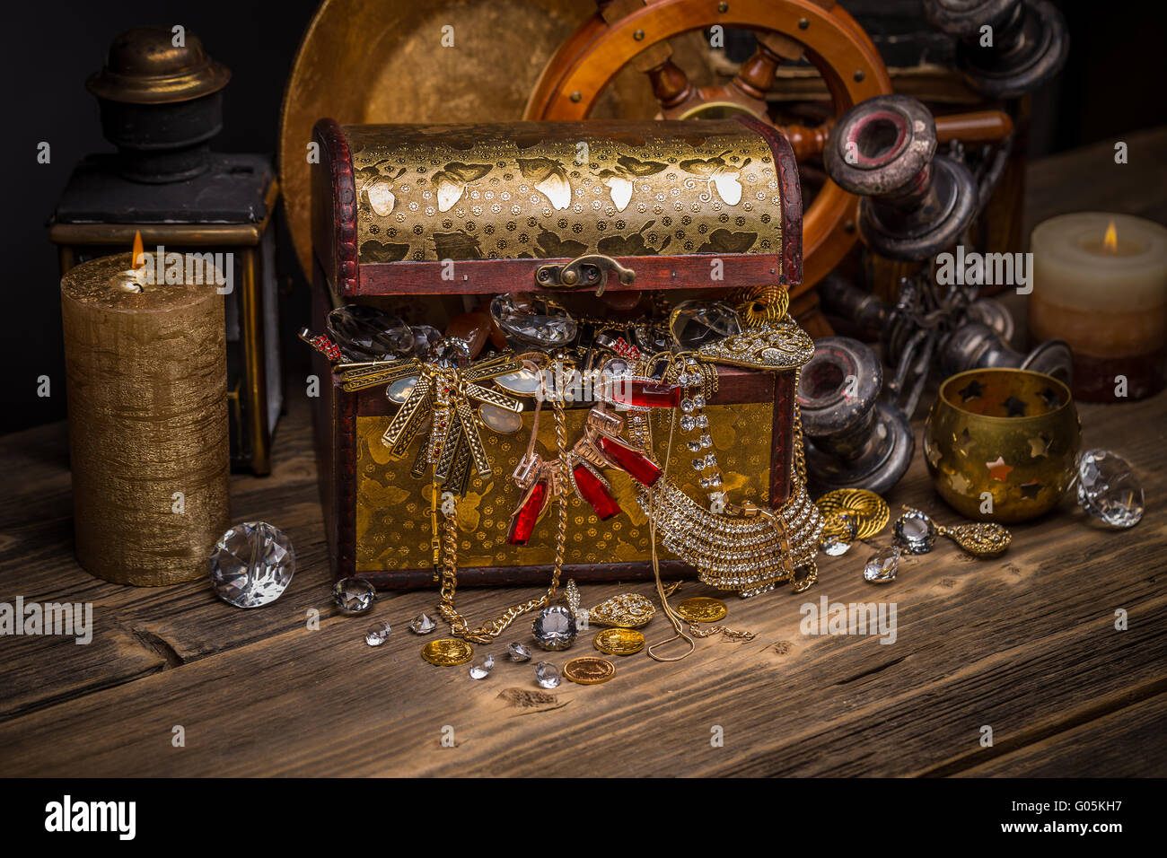 Treasure chest with jewellery on wooden background Stock Photo - Alamy