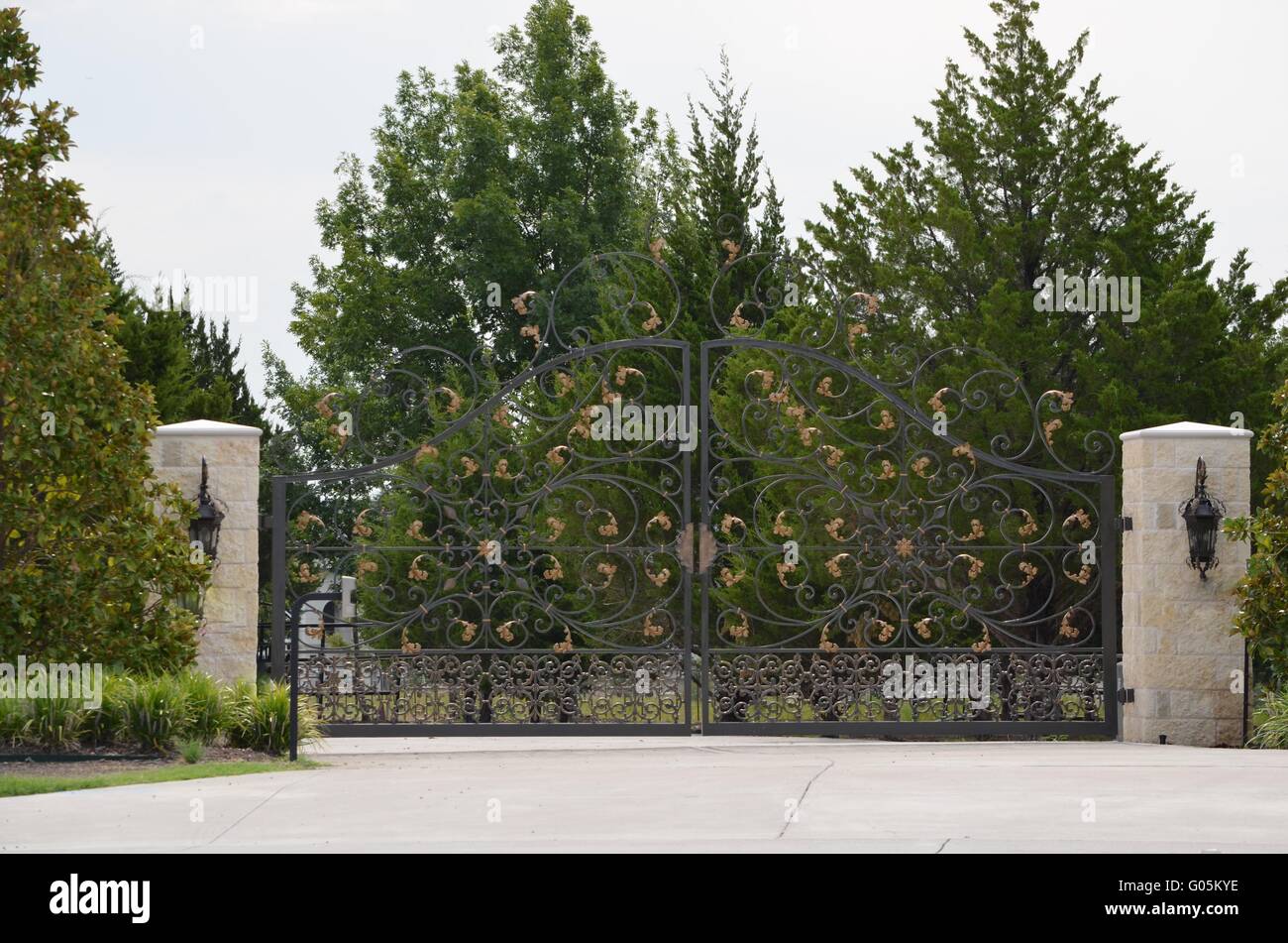 Private mansion gateway hi-res stock photography and images - Alamy