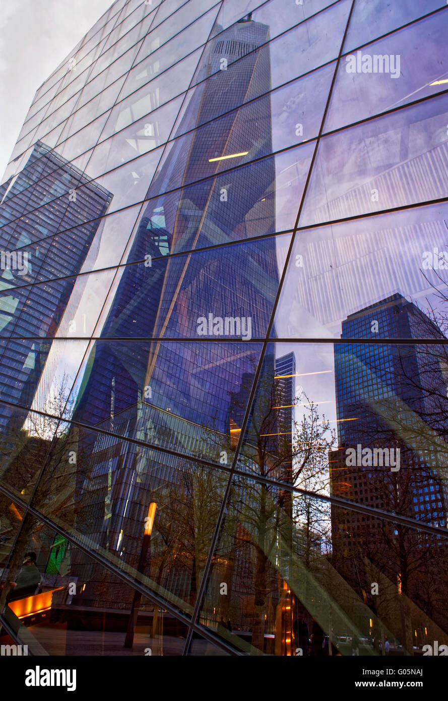 Reflection mirror building nyc hi-res stock photography and images - Alamy