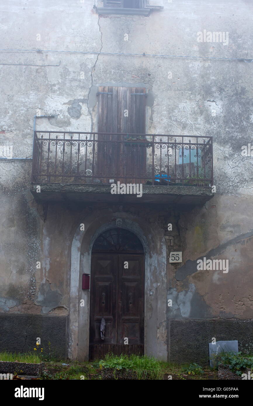 house in fog Stock Photo - Alamy