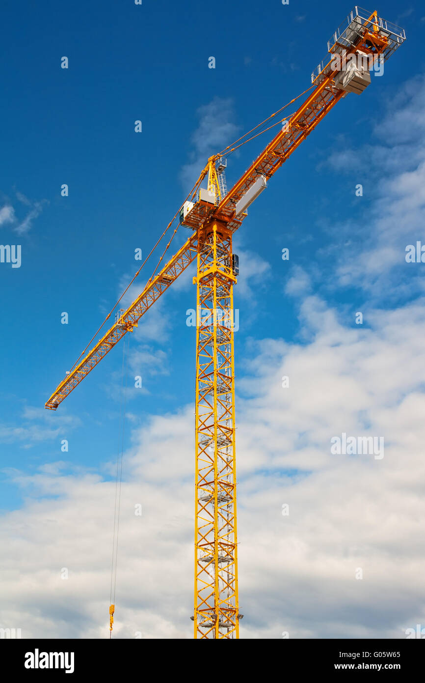 Tall white tower crane against bright blue sky Stock Photo - Alamy