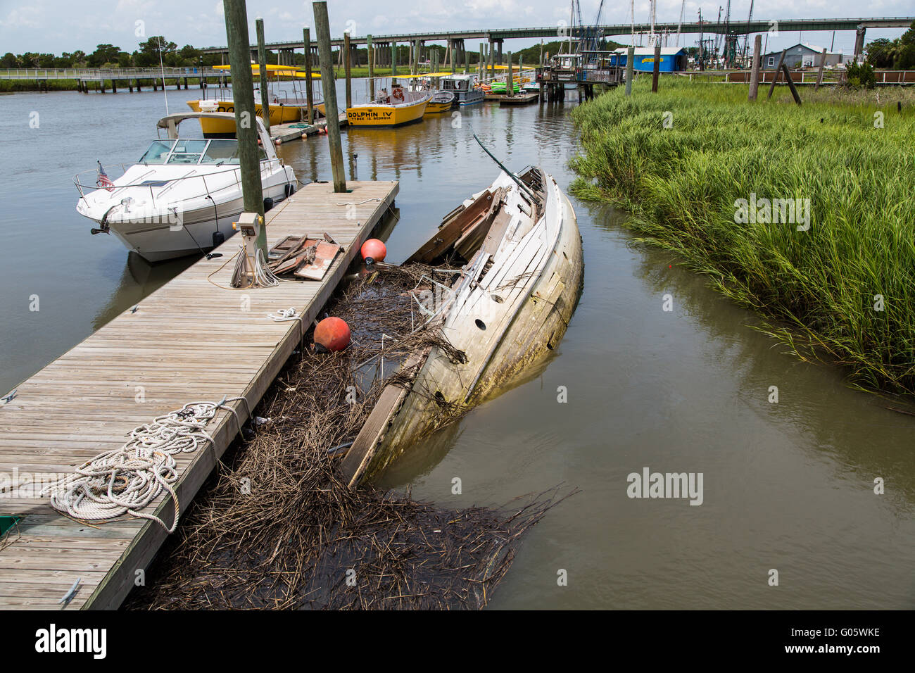 Harbor sunk hi-res stock photography and images - Alamy