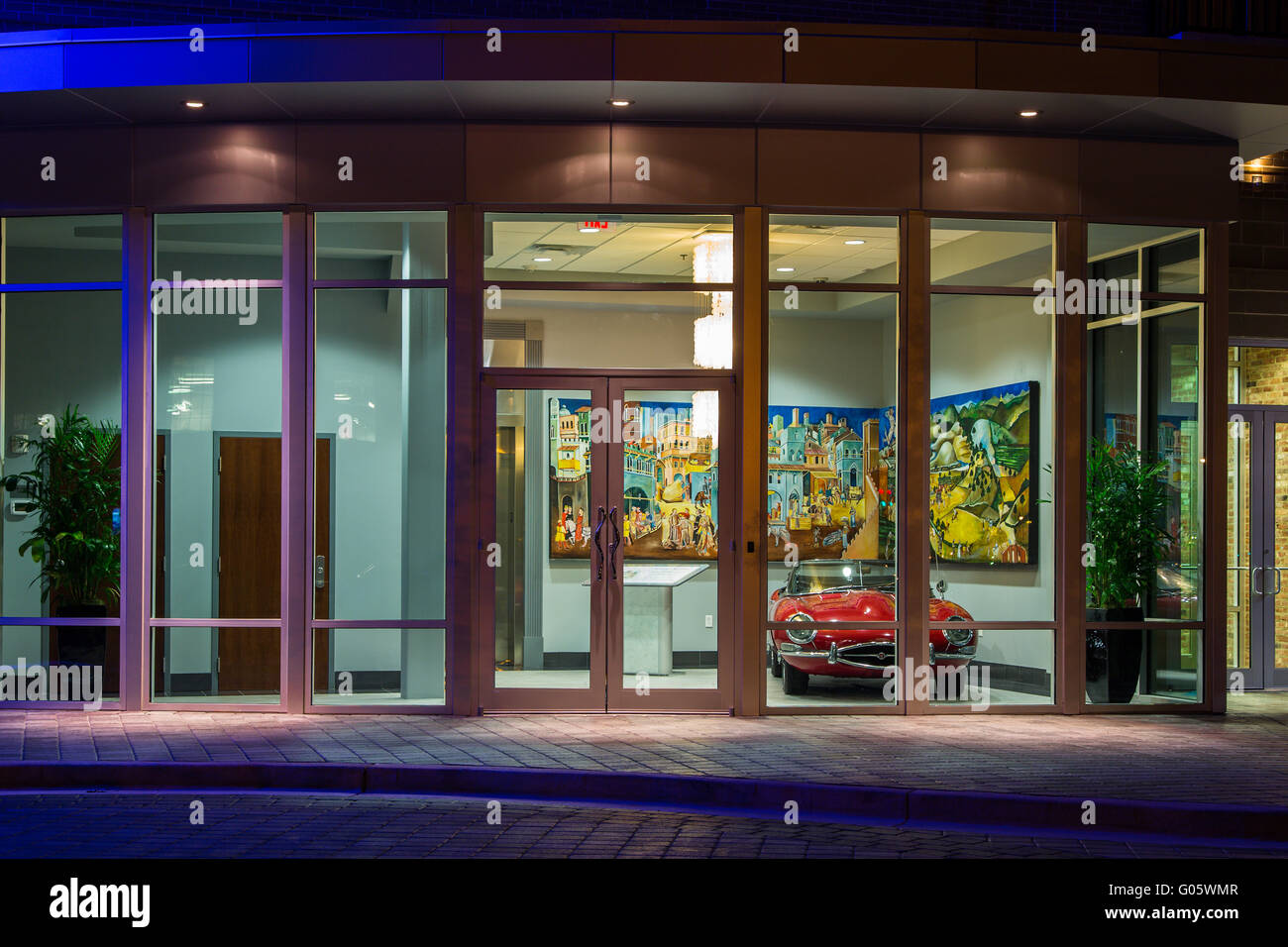 Store window with Jaguar car Stock Photo - Alamy