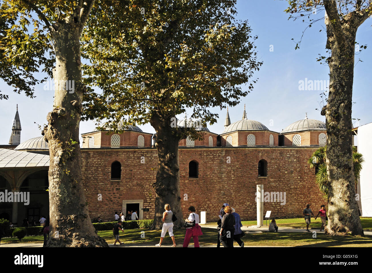 Second courtyard of Topkapi Palace in Istanbul, co Stock Photo - Alamy