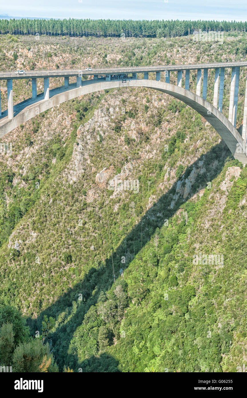 BLOUKRANS BRIDGE, SOUTH AFRICA - MARCH 2, 2016: A bungee jumper at the ...