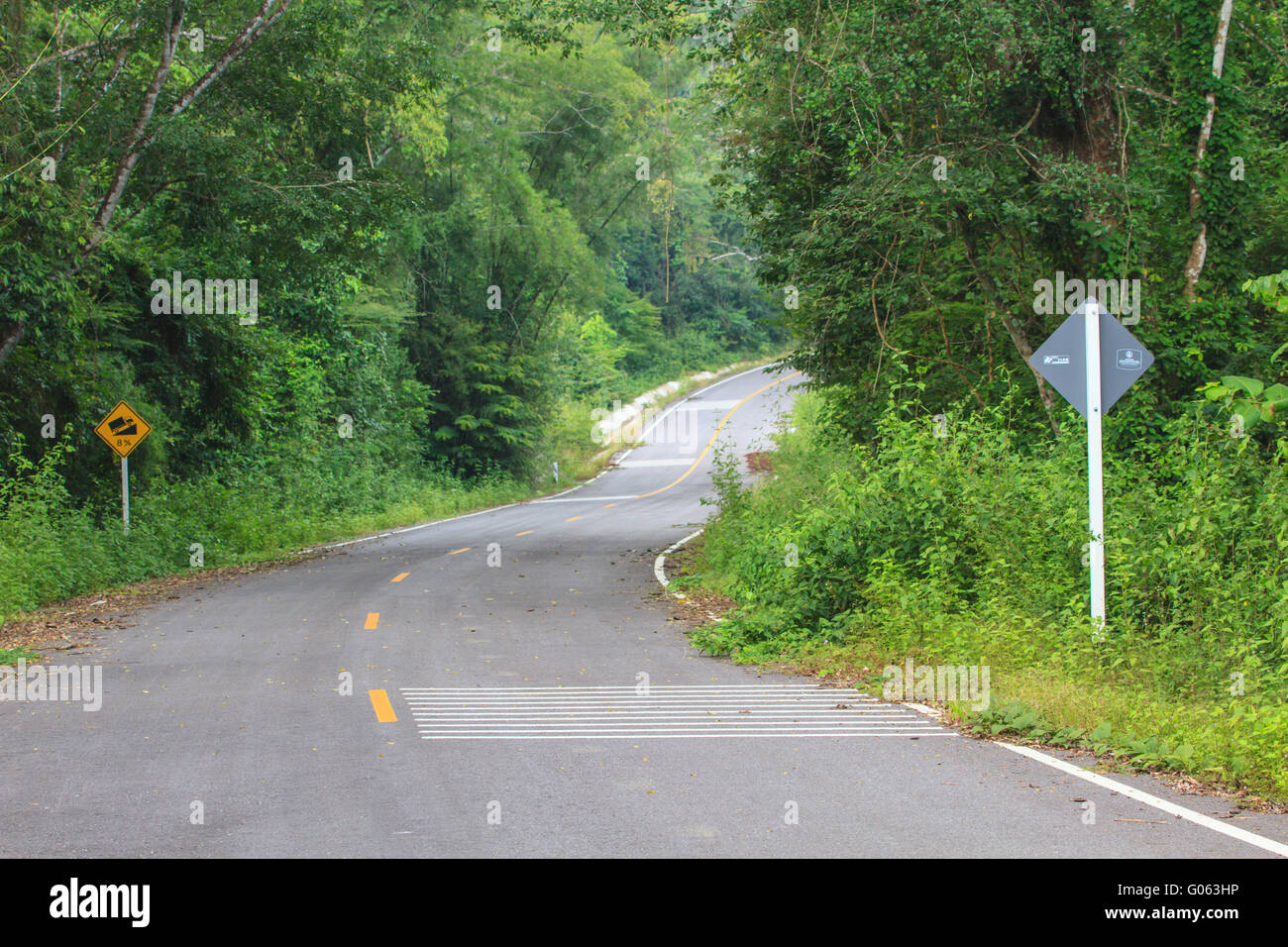 Line Symbols traffic on the road before the curve Stock Photo - Alamy
