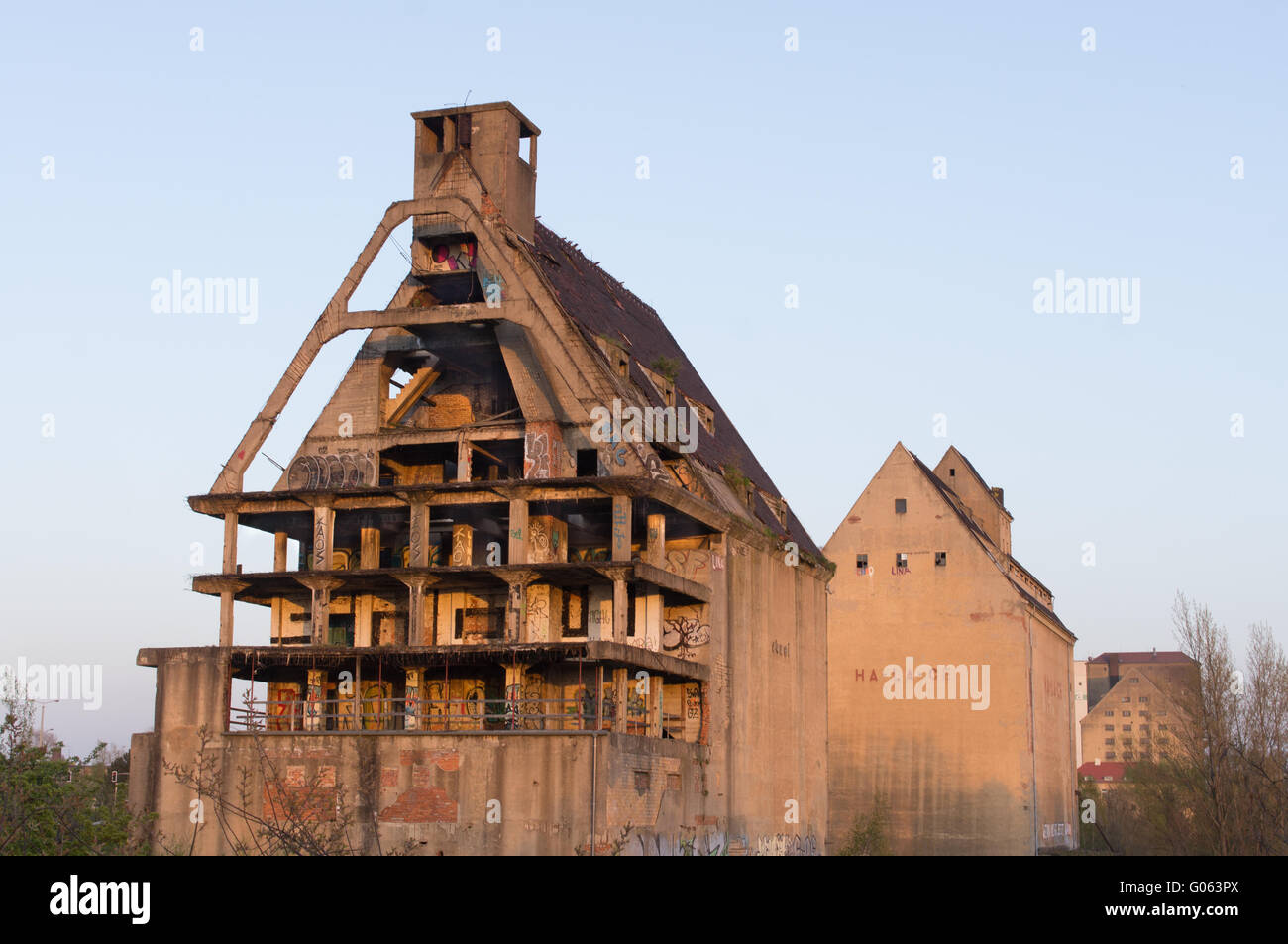 Old storehouse hi-res stock photography and images - Alamy