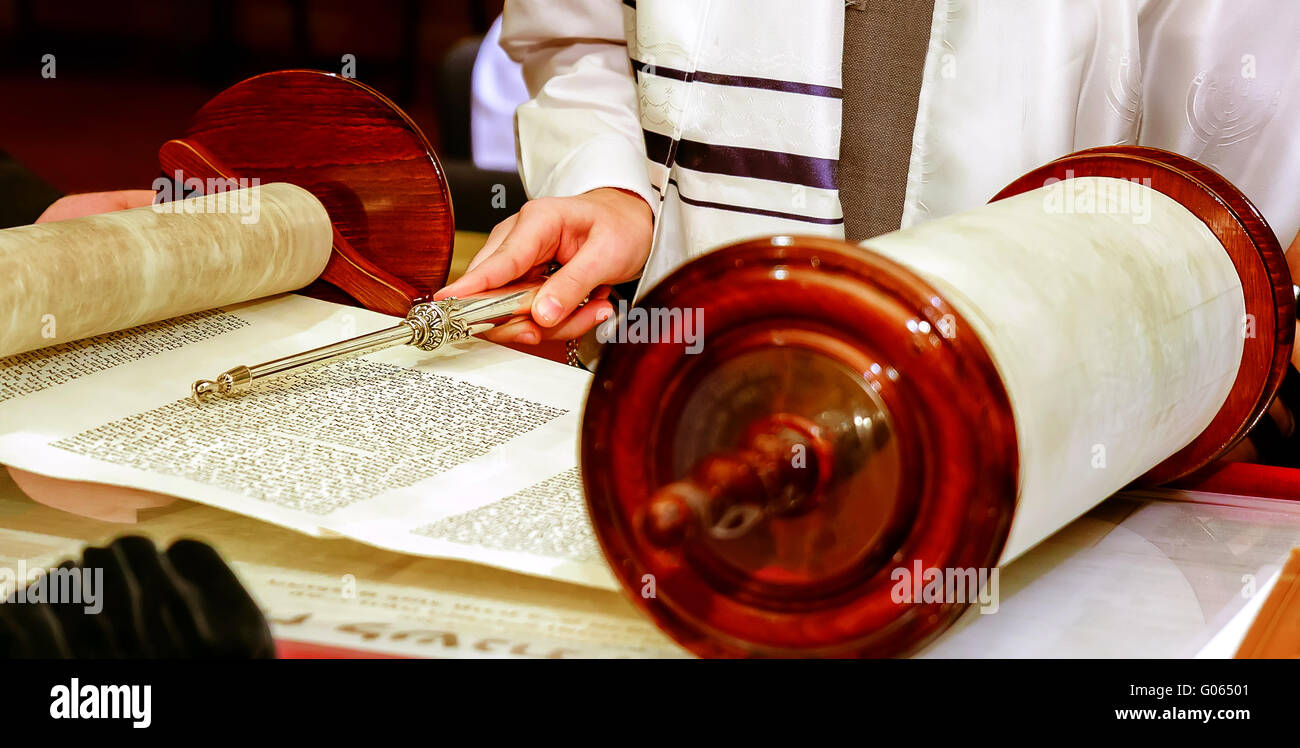 Jewish man dressed in ritual clothing Stock Photo - Alamy
