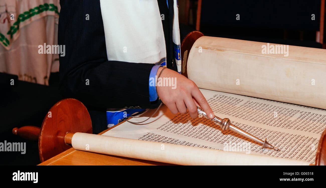 Jewish man dressed in ritual clothing Stock Photo - Alamy