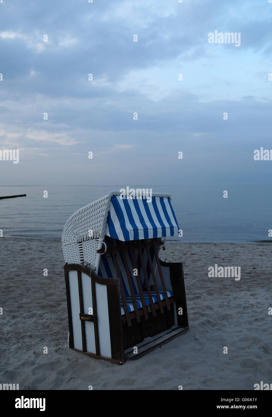 Relaxe hi-res stock photography and images - Alamy