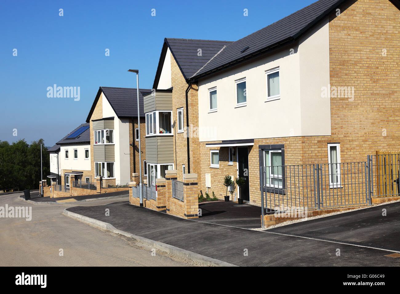 Family small house uk hi-res stock photography and images - Alamy