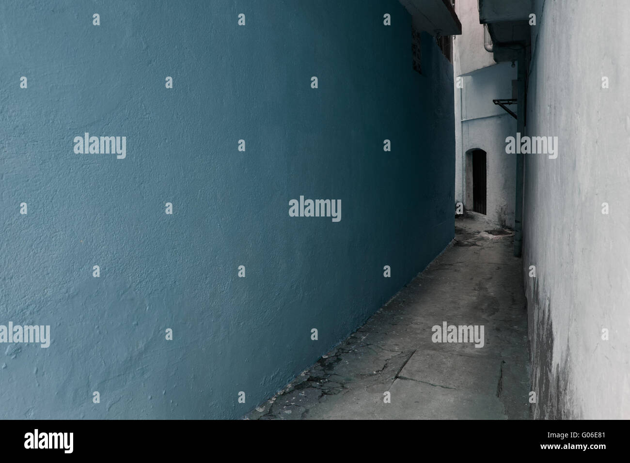 Very narrow passage hi-res stock photography and images - Alamy