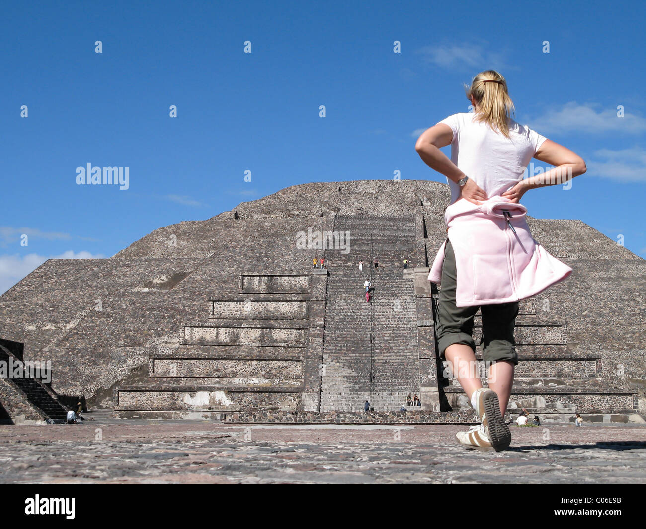 Front of a pyramid hi-res stock photography and images - Alamy